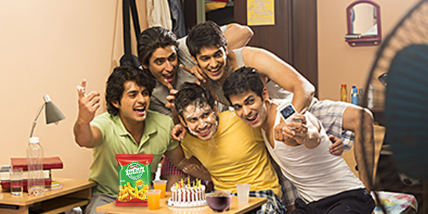 Buy Bingo! No Rulz Cheese Curlz Namkeen - Baked Online at Best Price of ...